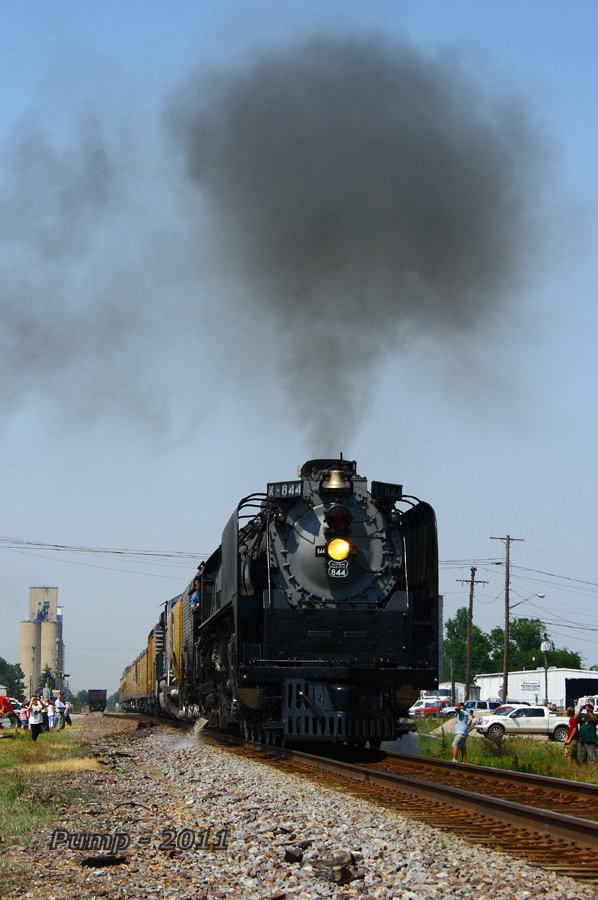 Southbound UP 844 - UP 1982 and The Little Rock Express Train